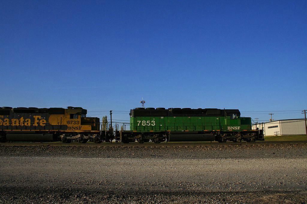 BN Cascade green 7853 and Santa Fe Bluebonnet 6733 at Aurora